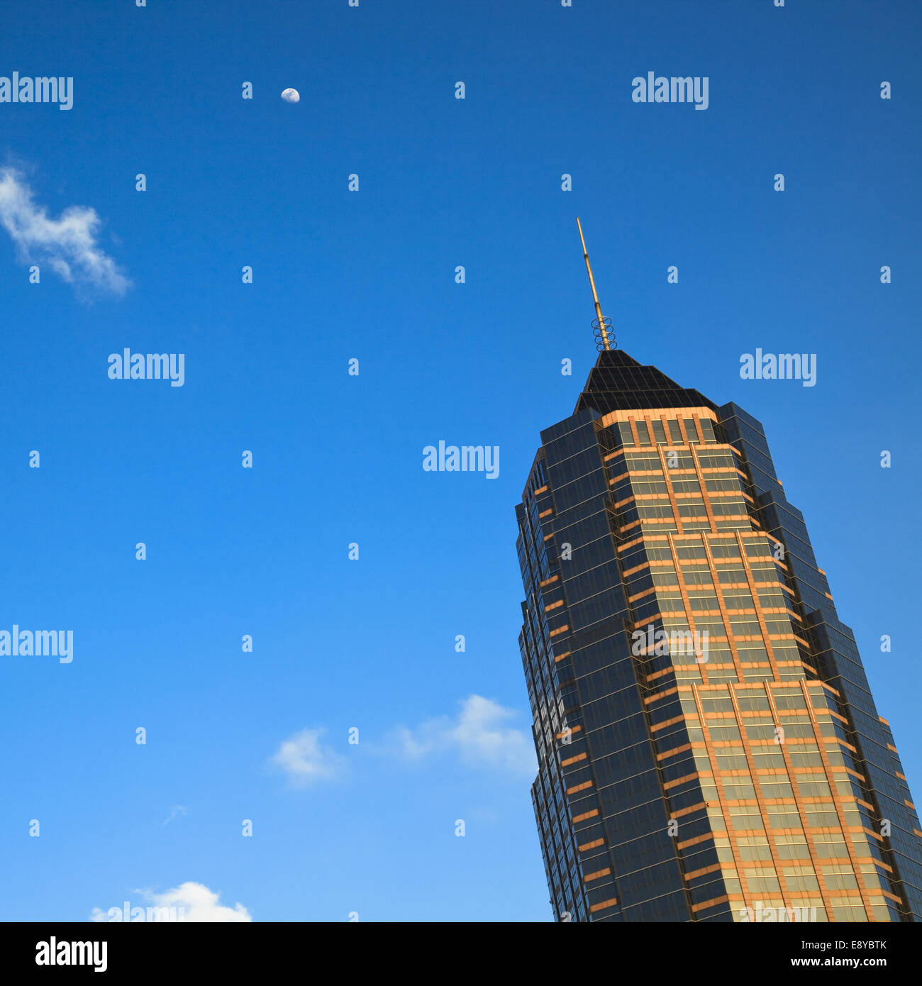 Large building modern architecture hi-res stock photography and images ...