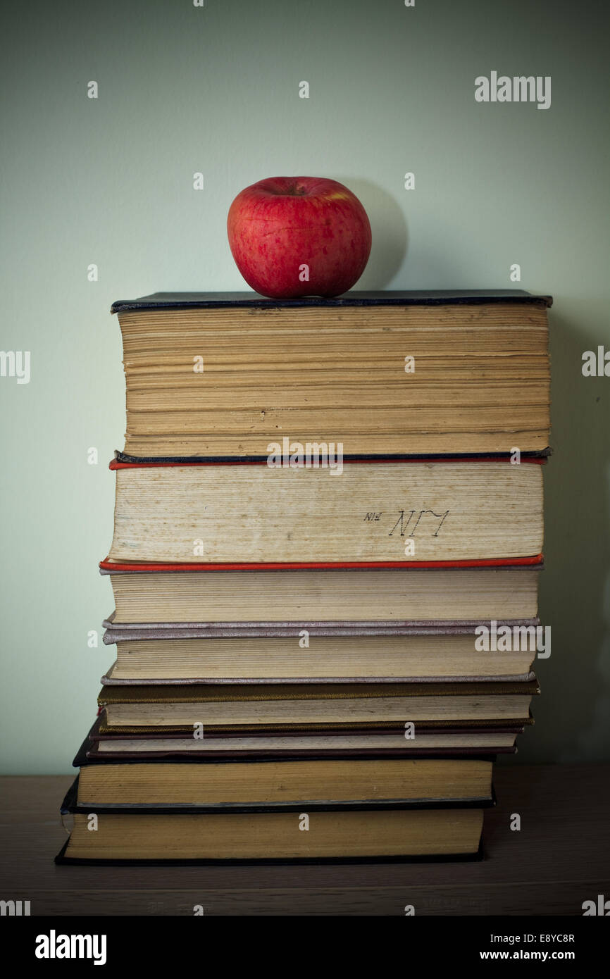 book and apple Stock Photo - Alamy