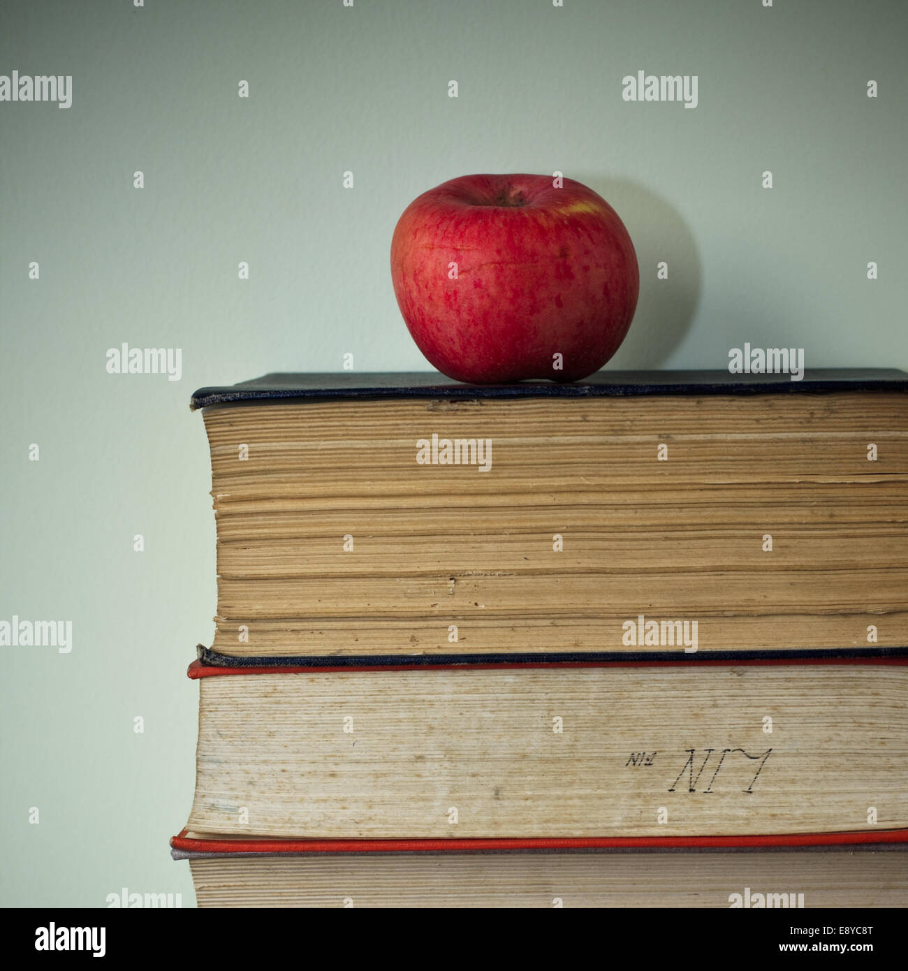 book and apple Stock Photo - Alamy