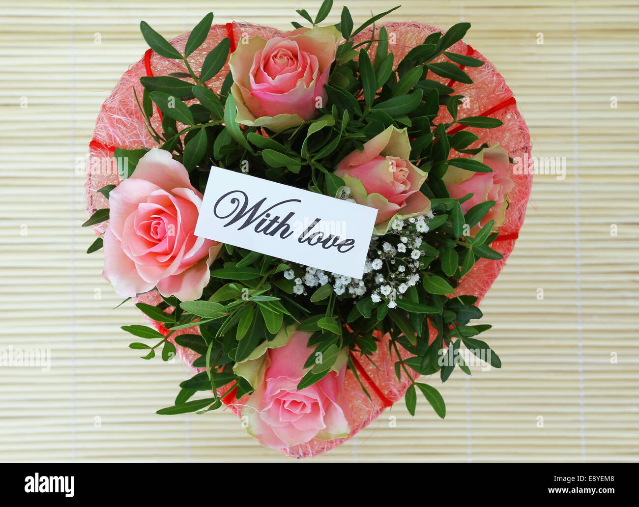 With love note on pink roses bouquet Stock Photo - Alamy