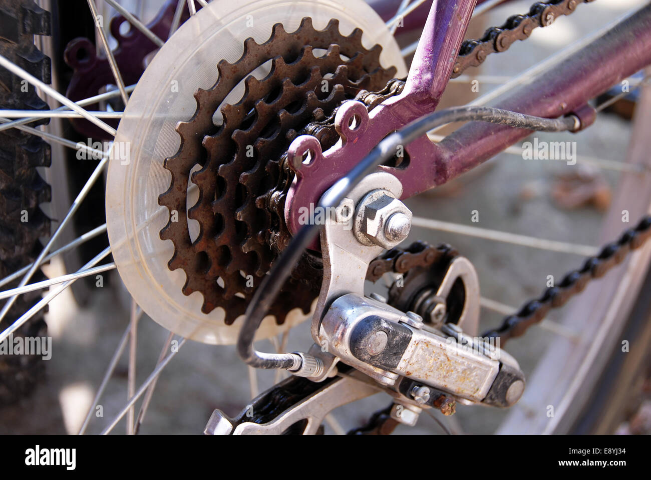 Rusted bike chain and gears hi-res stock photography and images - Alamy