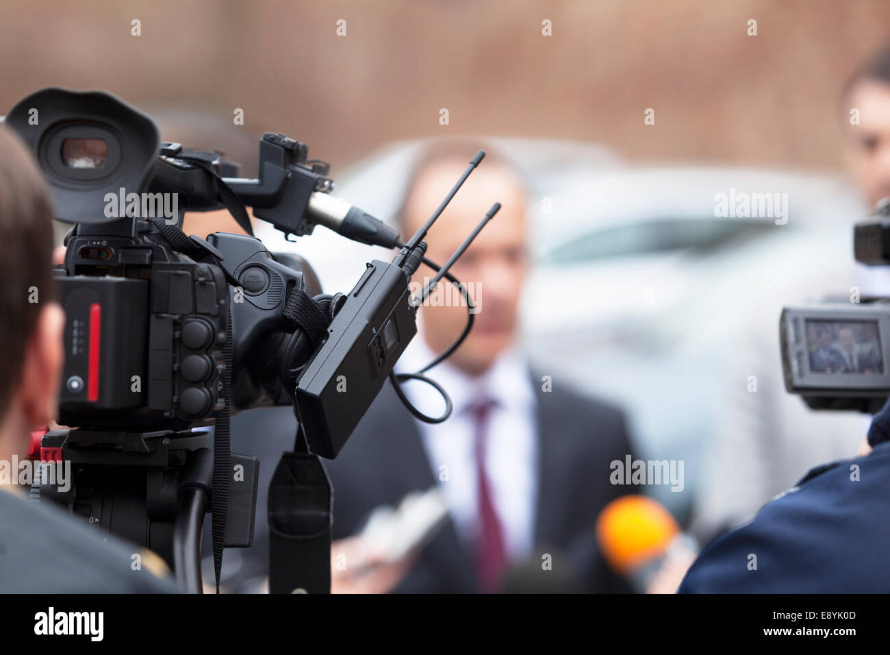 Tv news reporter action hi-res stock photography and images - Alamy