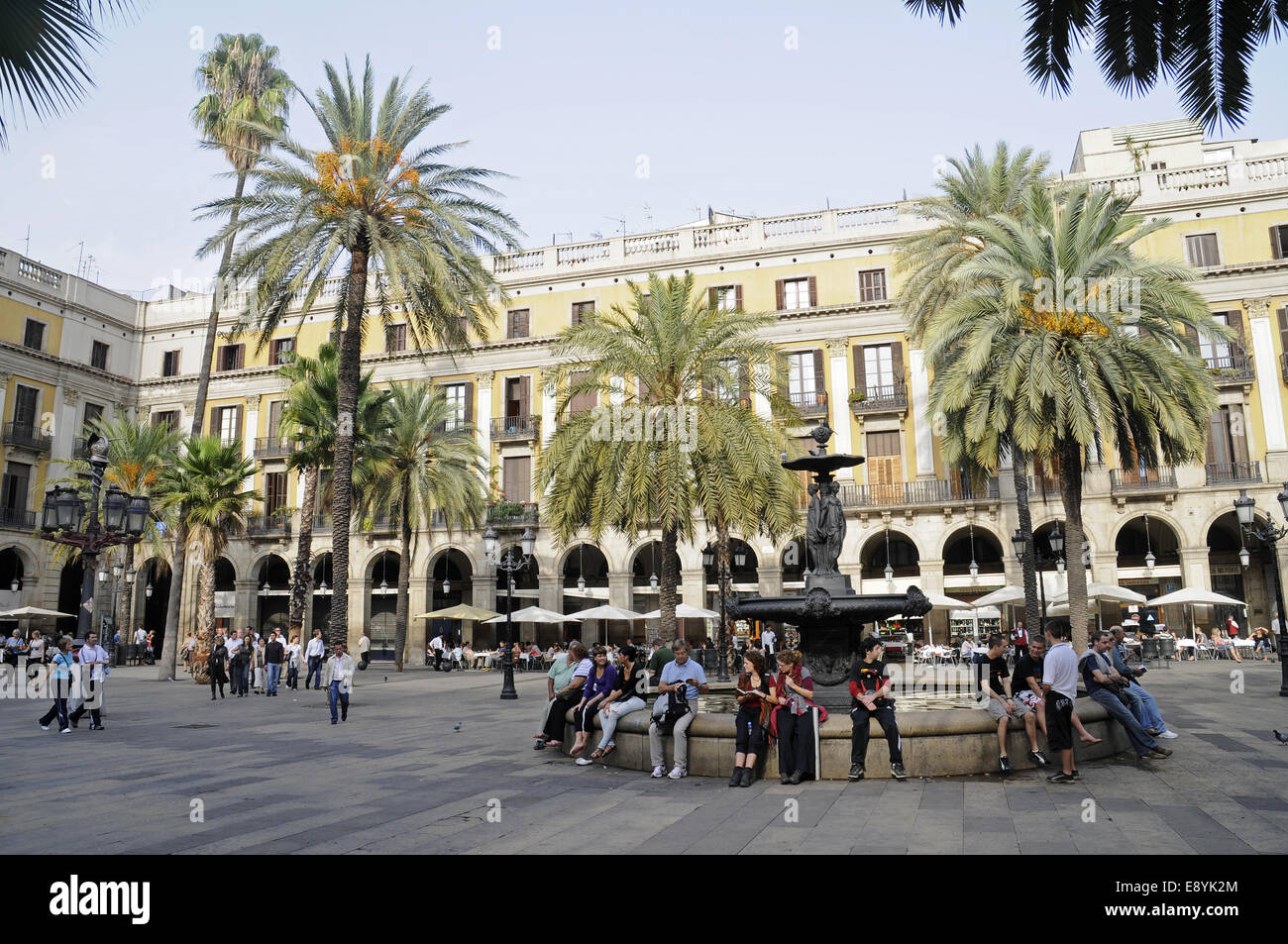Restaurants at placa reial barcelona hi-res stock photography and ...