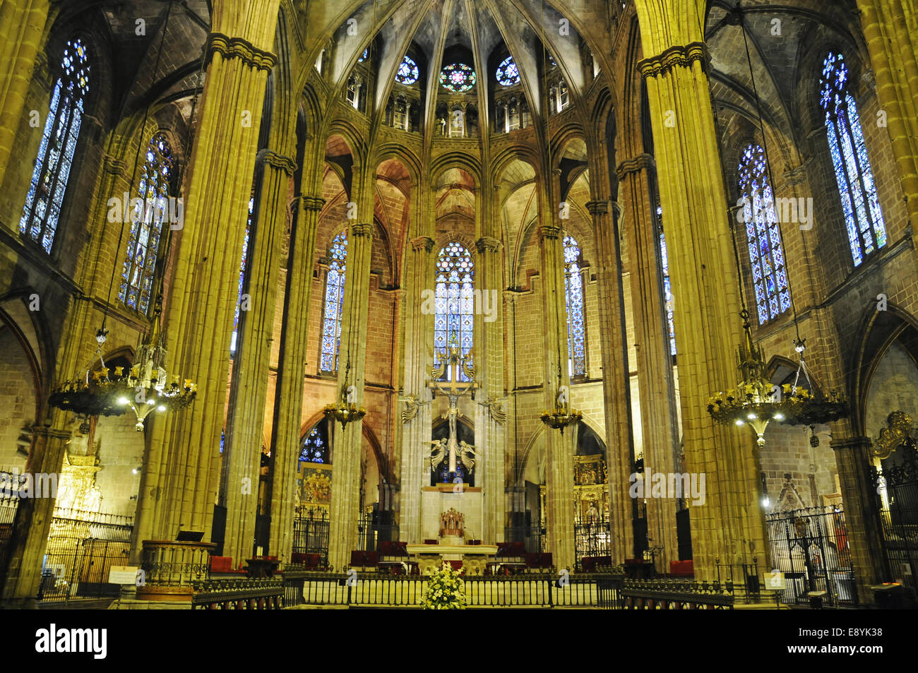 Interior de la catedral de barcelona hi-res stock photography and ...