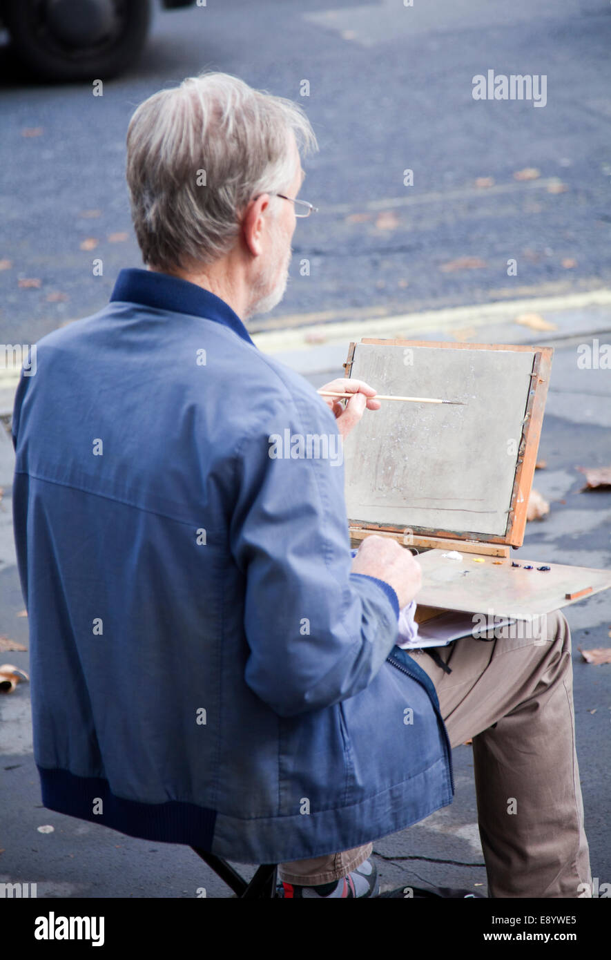 Man sitting outside drawing hi-res stock photography and images - Alamy