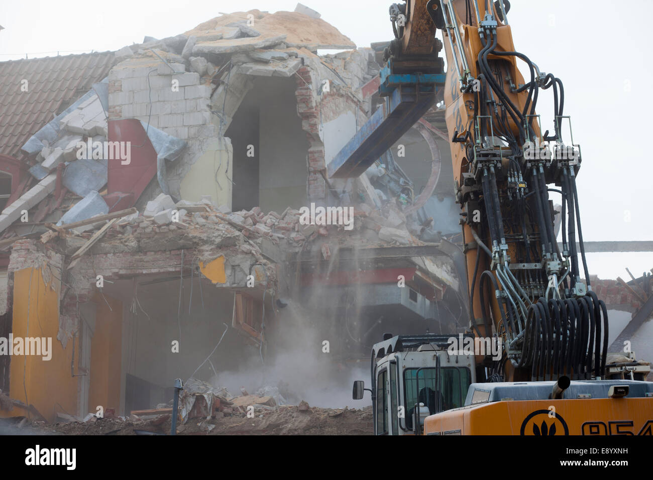 Demolition machine hi-res stock photography and images - Alamy