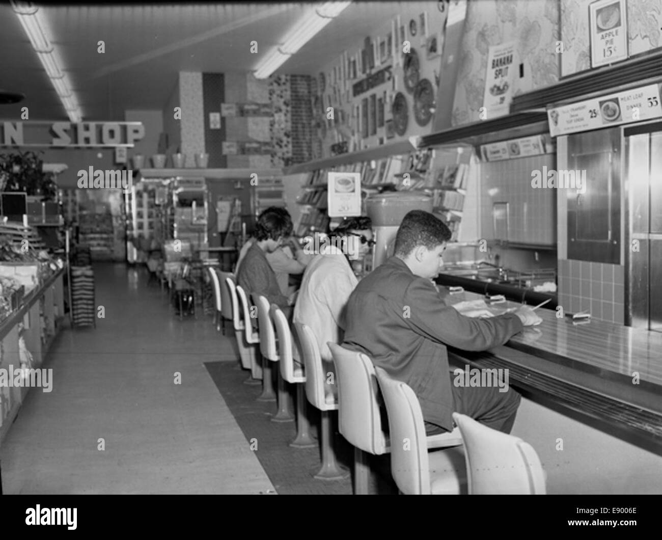 Sit ins of the 1960s civil rights hi-res stock photography and images ...