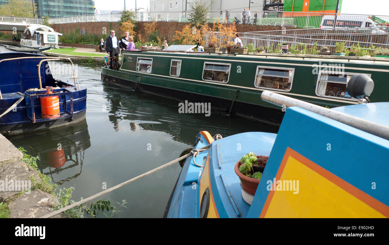 Narrowboat cruises hi-res stock photography and images - Alamy