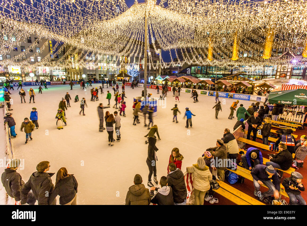 Dining on Ice, open air ice rink in the city center, Kennedy square ...