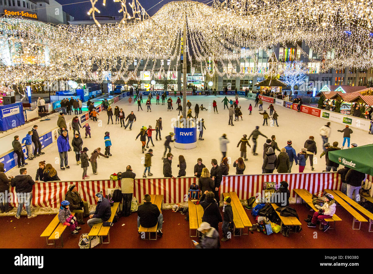 Ice rink many people winter hi-res stock photography and images - Alamy