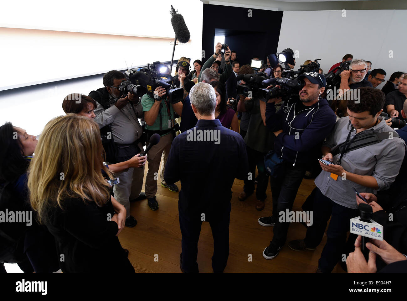 Cupertino, USA. 16th Oct, 2014. Apple CEO Tim Cook receives an ...