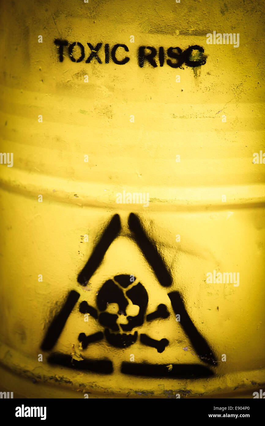 Danger toxic skull yellow sign hi-res stock photography and images - Alamy