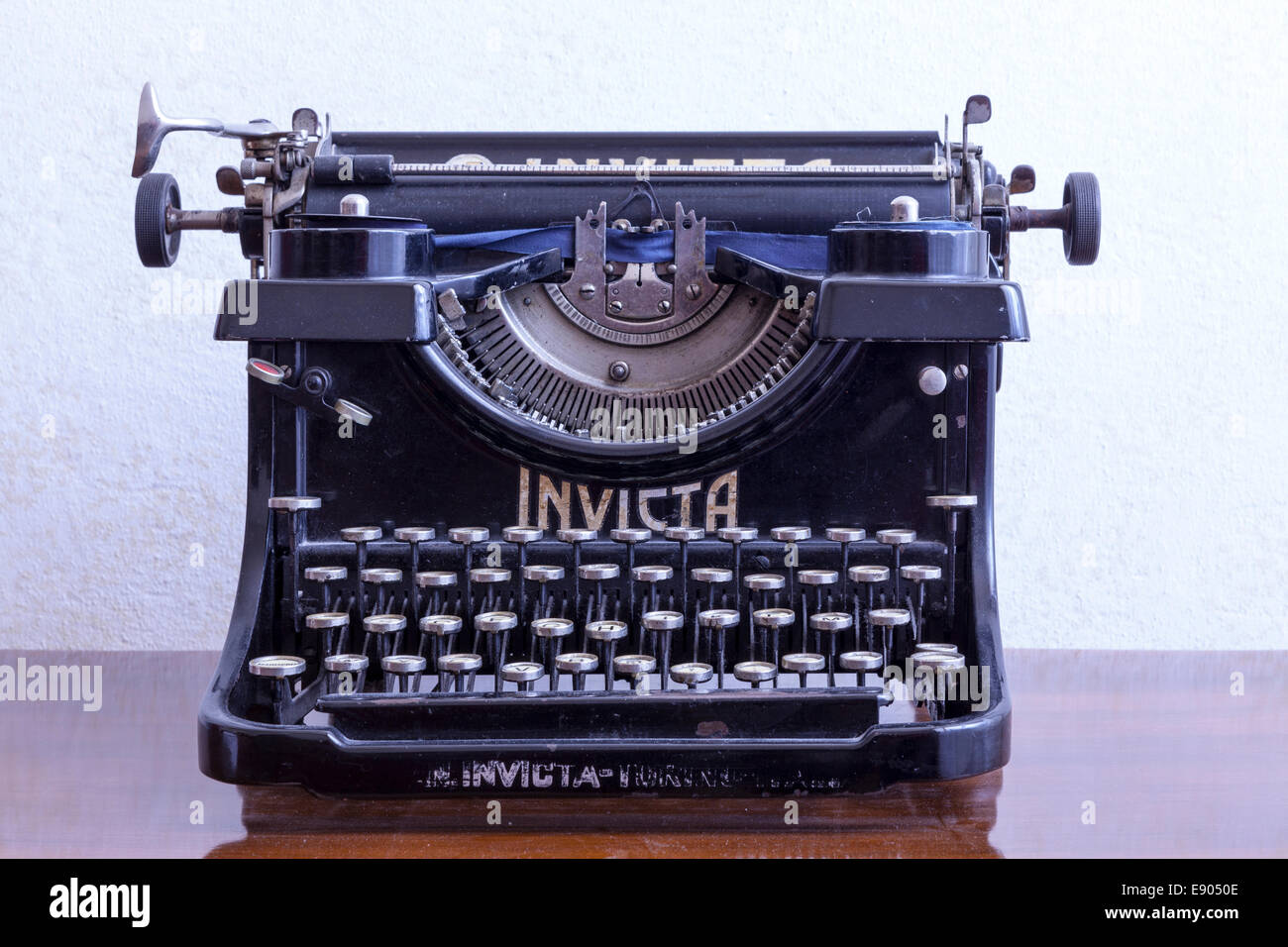 Early typewriter hi-res stock photography and images - Alamy