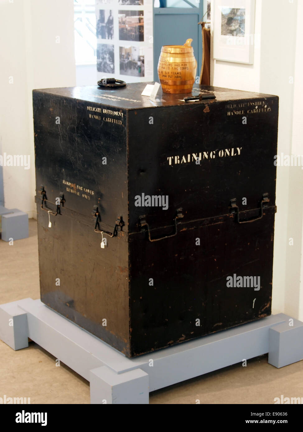 The image depicts a wooden crate ('Kist') used for training purposes ...