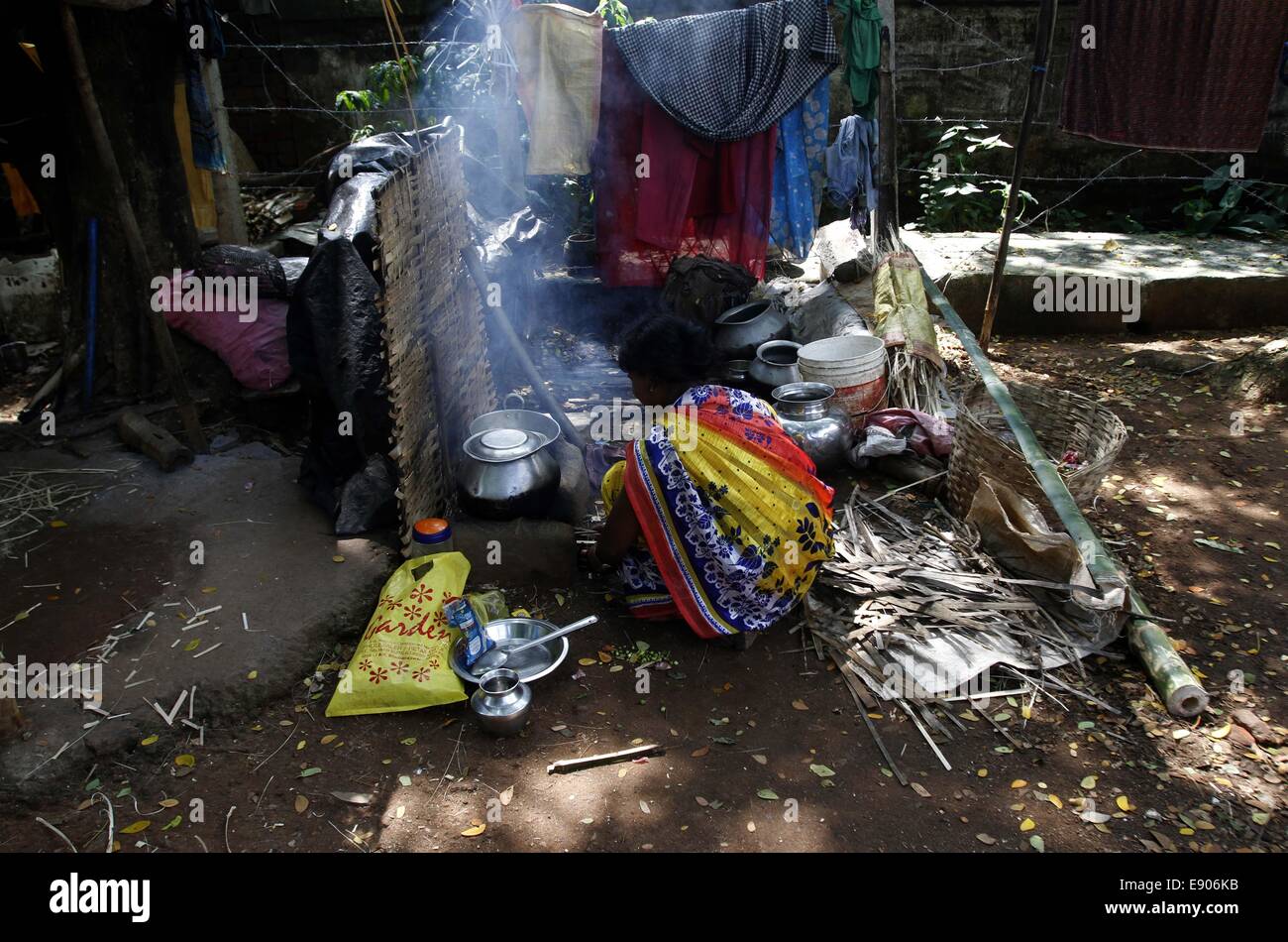 India slum food hi-res stock photography and images - Alamy
