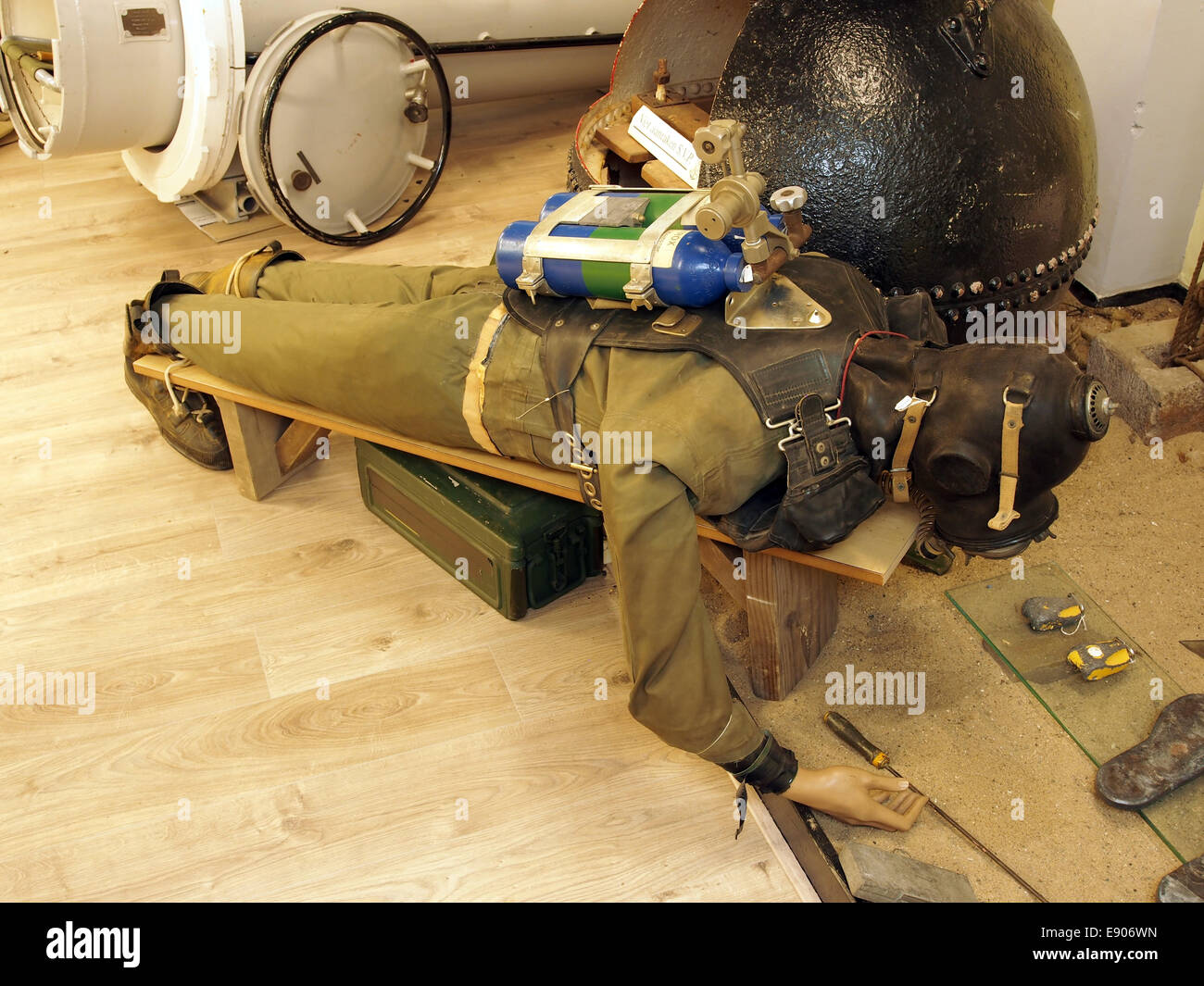 This image showcases old diving equipment displayed at the Geniemuseum ...