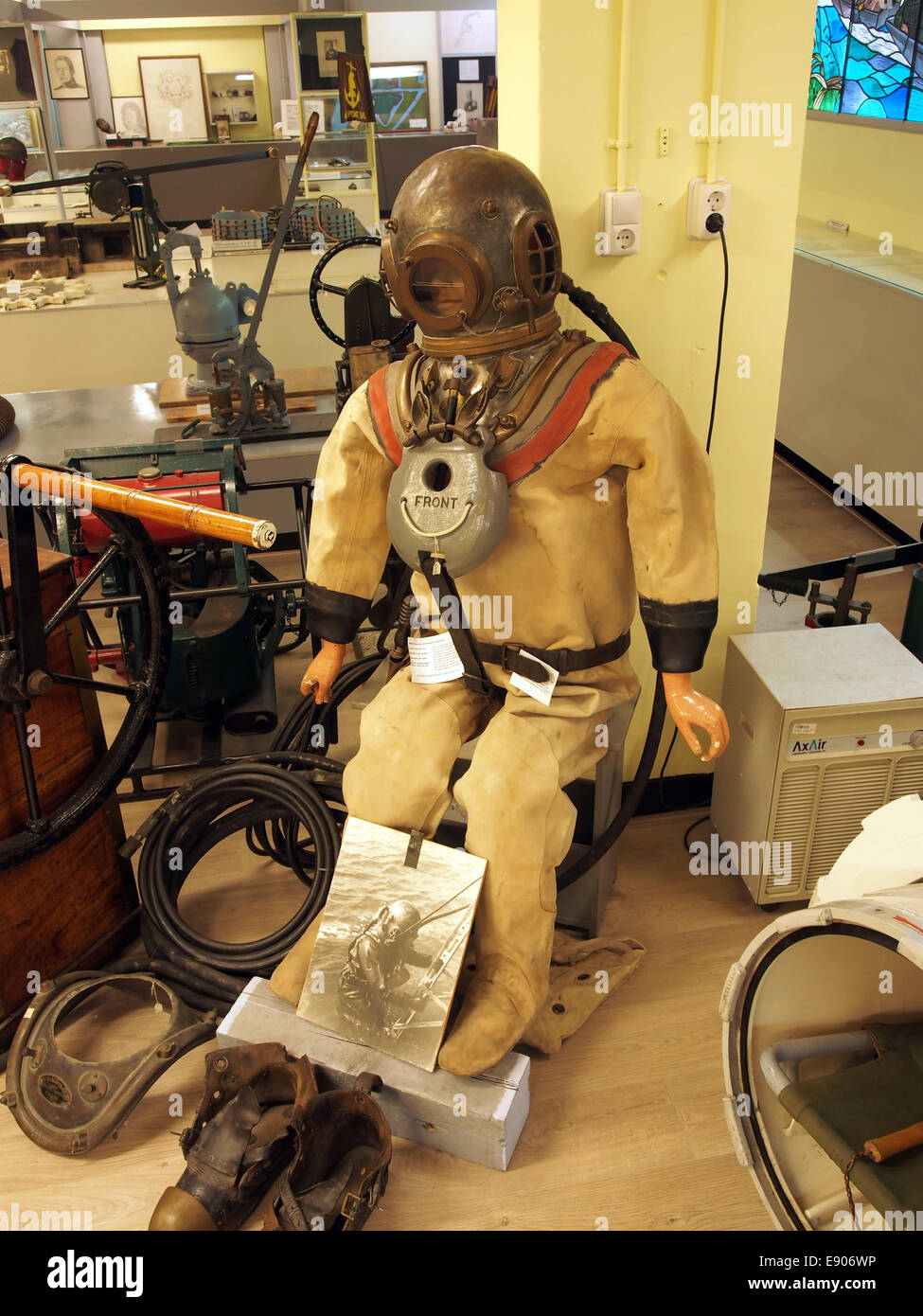 This image displays old diving equipment from the Geniemuseum in Vught ...