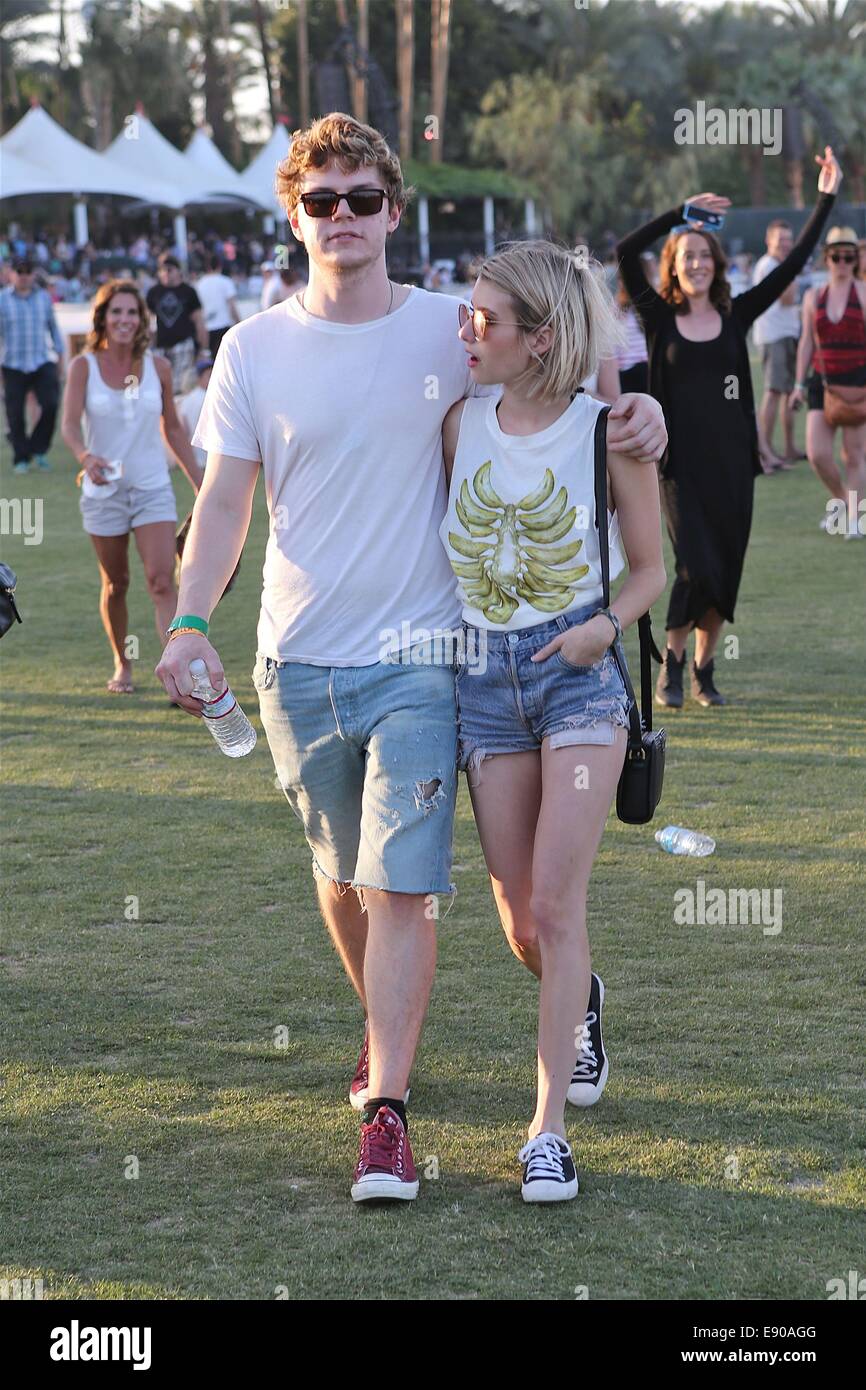 Emma roberts and friends hi-res stock photography and images - Alamy