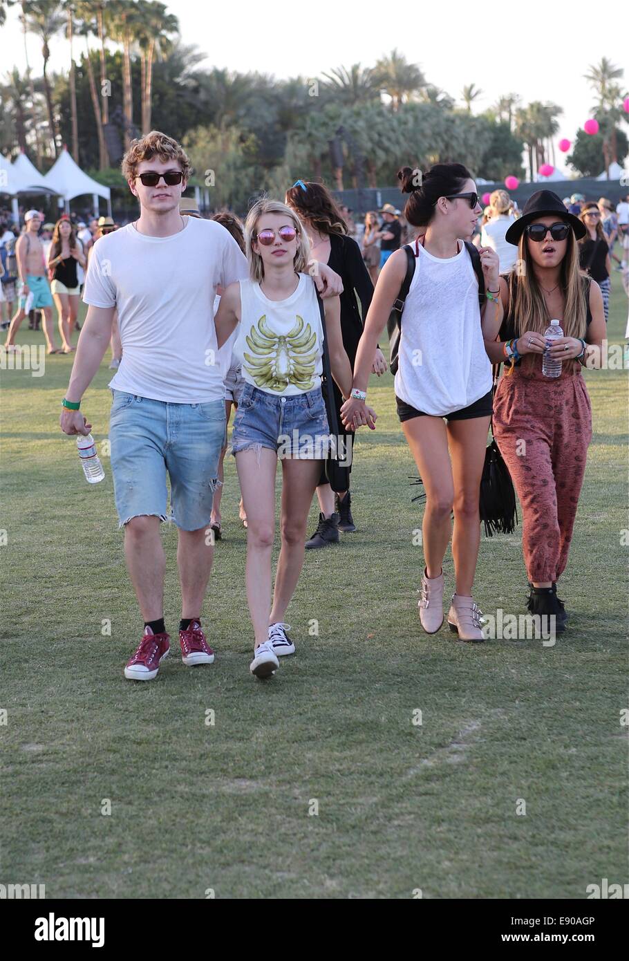 Emma roberts and friends hi-res stock photography and images - Alamy