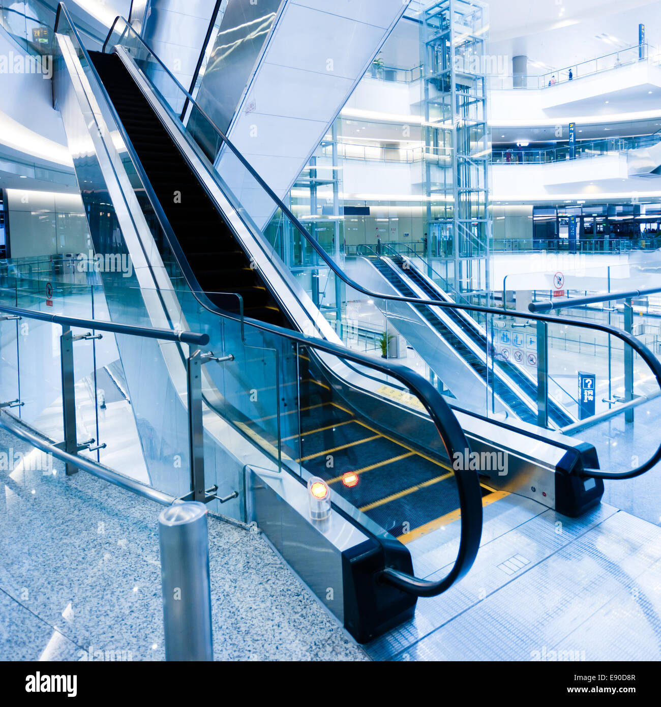 Office windows walkway corridor hi-res stock photography and images - Alamy