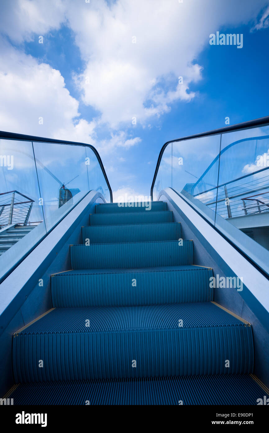 Step walkway hi-res stock photography and images - Alamy