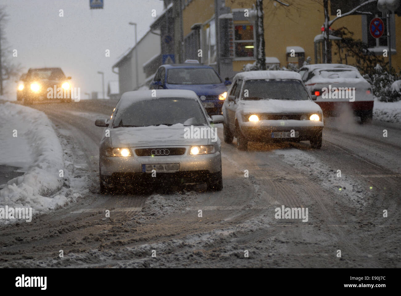Traffic winter hi-res stock photography and images - Alamy