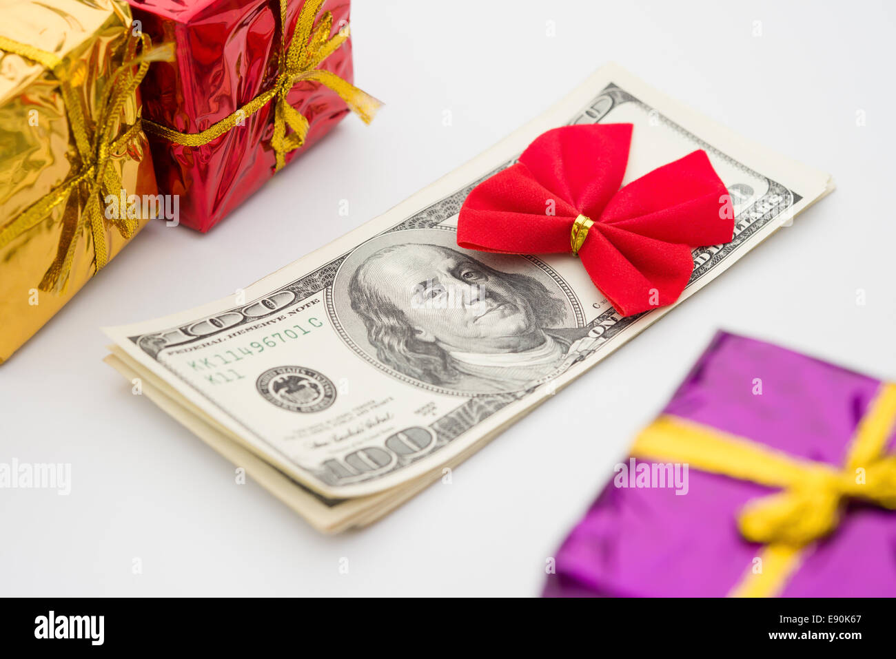 Hundred dollar bill bow hi-res stock photography and images - Alamy