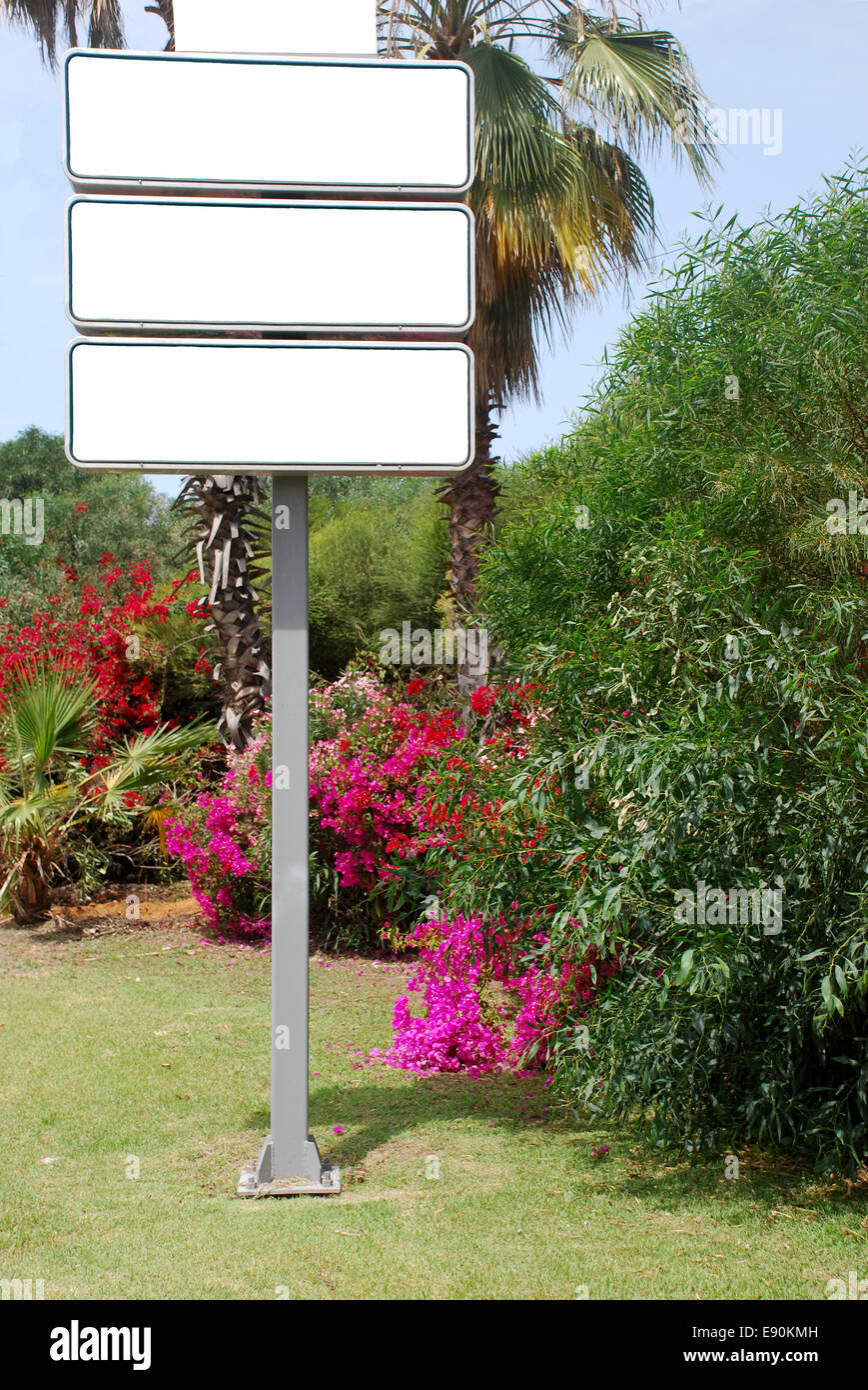 Blank white sign on pole hi-res stock photography and images - Alamy