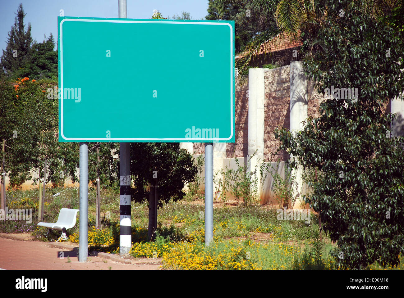 Blank green road sign board hi-res stock photography and images - Alamy