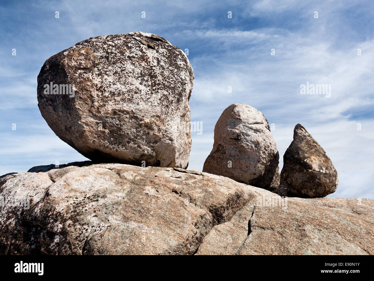 Balanced boulders hi-res stock photography and images - Alamy