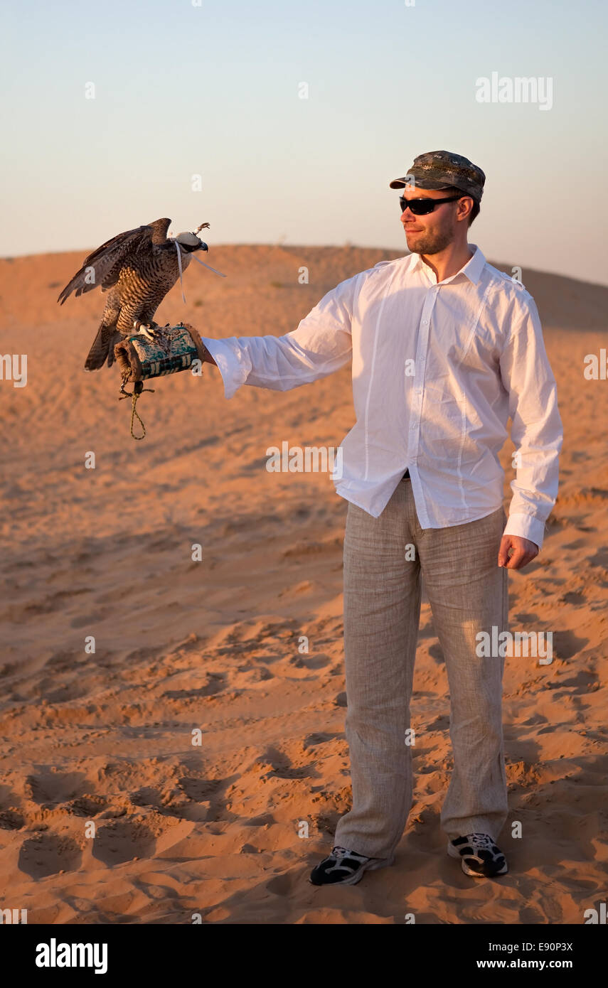 Arab man desert falcon hi-res stock photography and images - Alamy