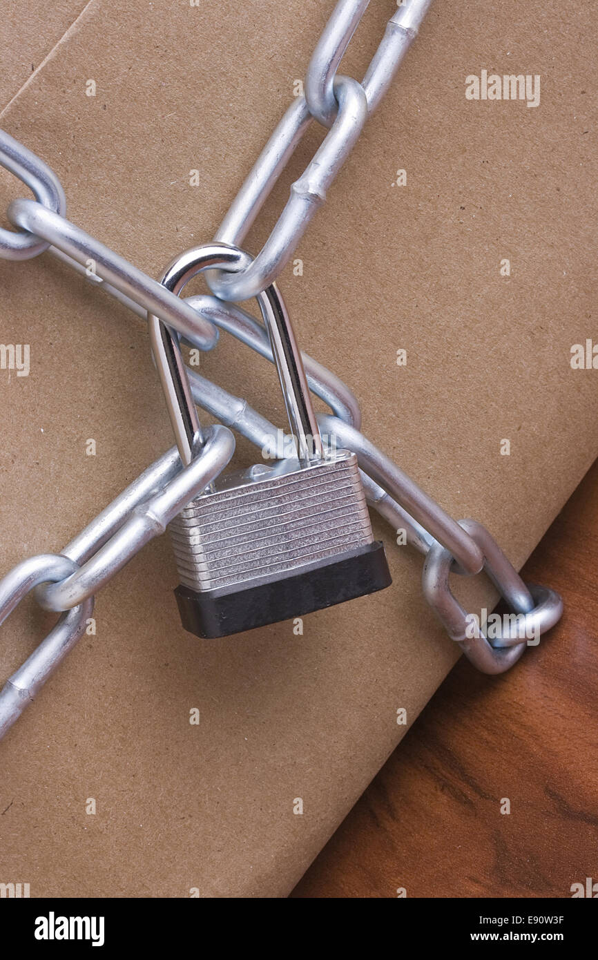 Lock and chain Stock Photo - Alamy