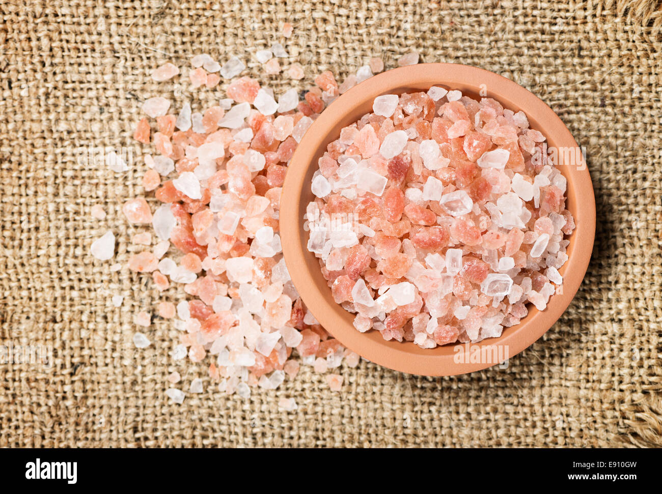 Heap of Himalayan pink salt on jute background Stock Photo - Alamy