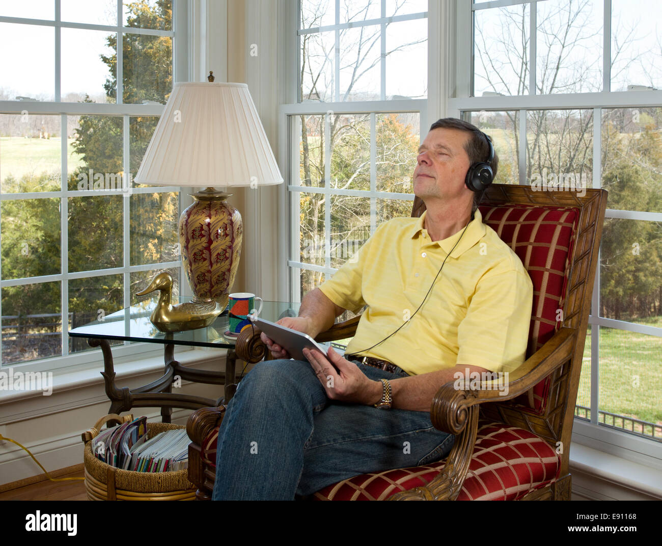 Boomer reading on tablet computer Stock Photo - Alamy