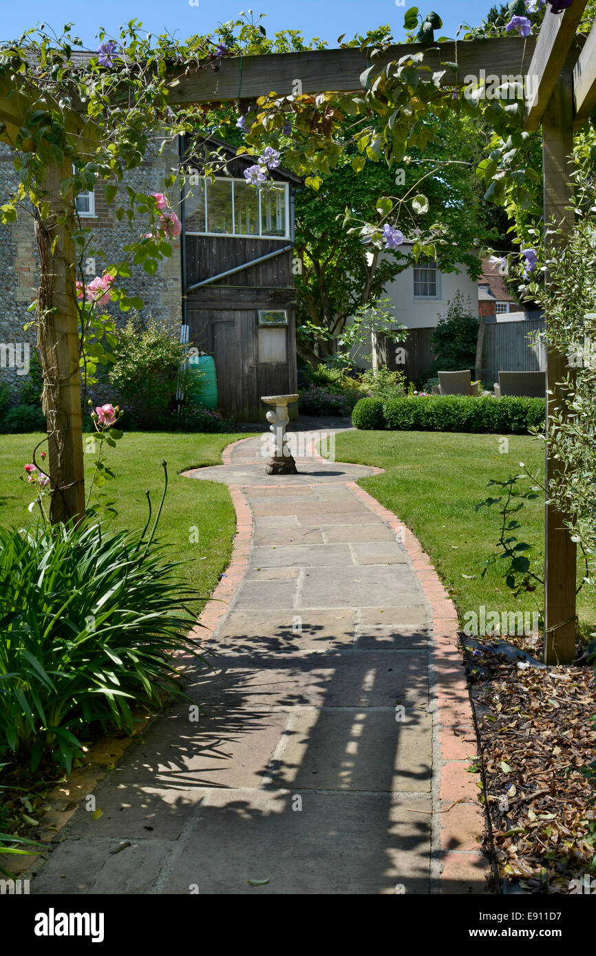 Paved path in garden hi-res stock photography and images - Alamy