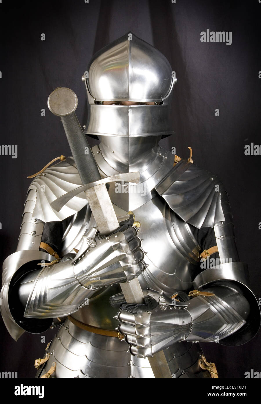 Mittelalterliche ritter hi-res stock photography and images - Alamy