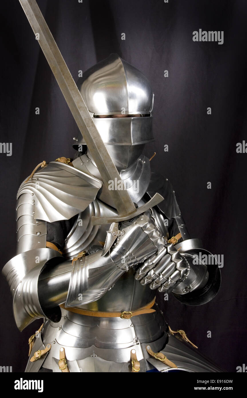 Mittelalterliche ritter hi-res stock photography and images - Alamy