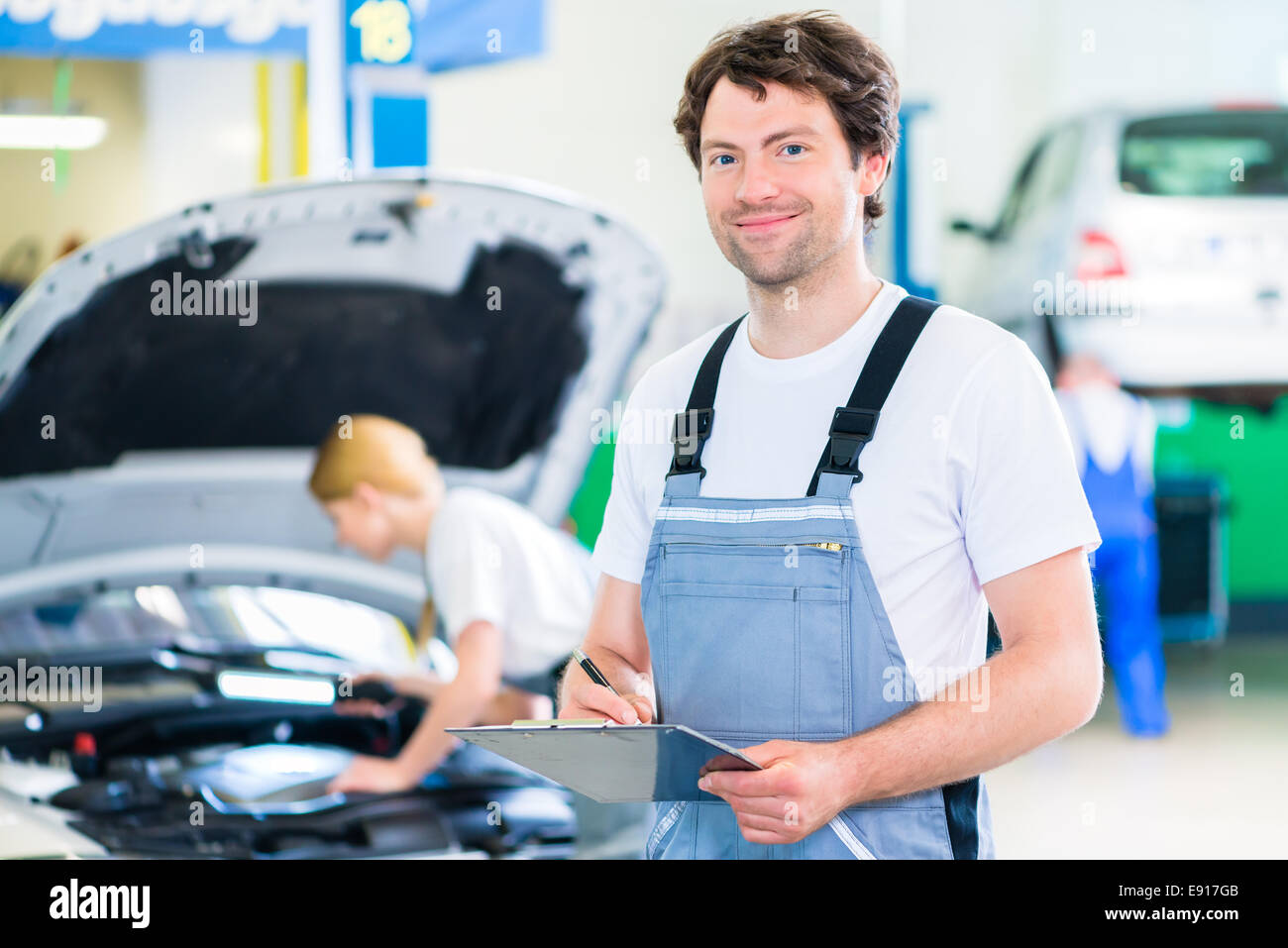 Team mechanic teamwork hi-res stock photography and images - Alamy