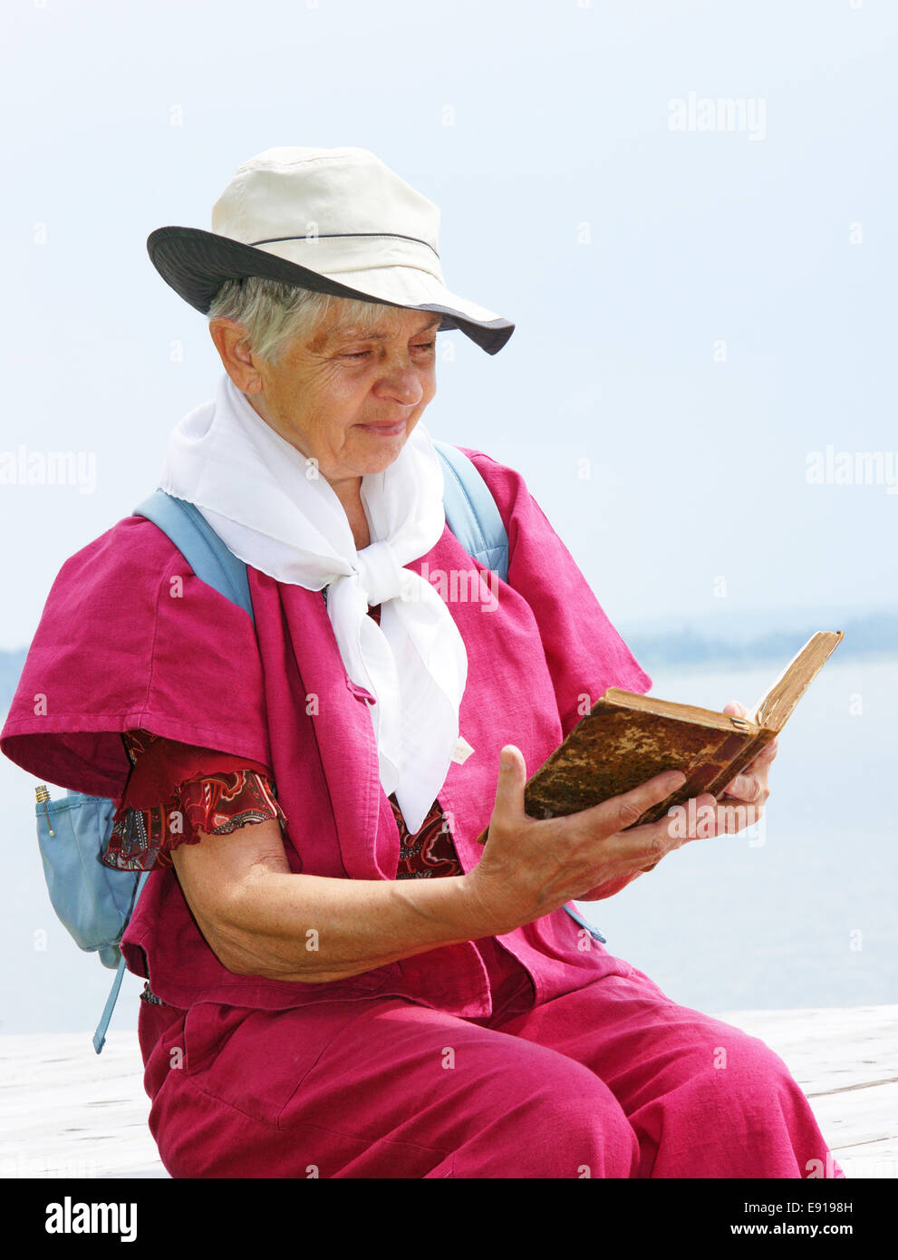 Seniorin lesen hi-res stock photography and images - Alamy