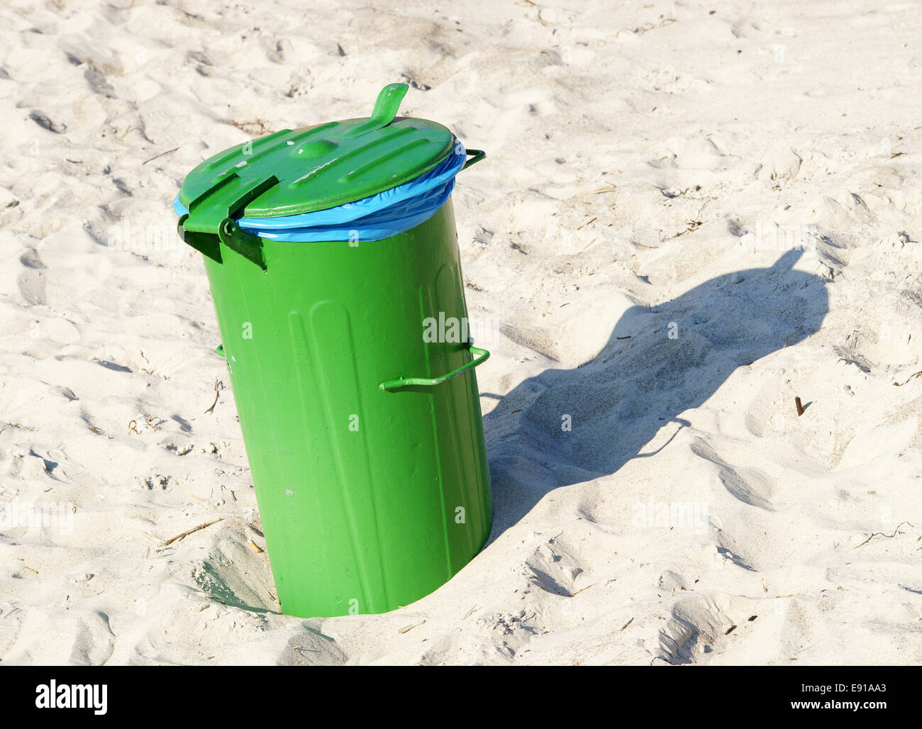 Green dustbin hi-res stock photography and images - Alamy