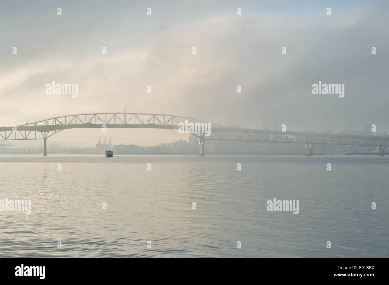 Bridge in rain hi-res stock photography and images - Alamy