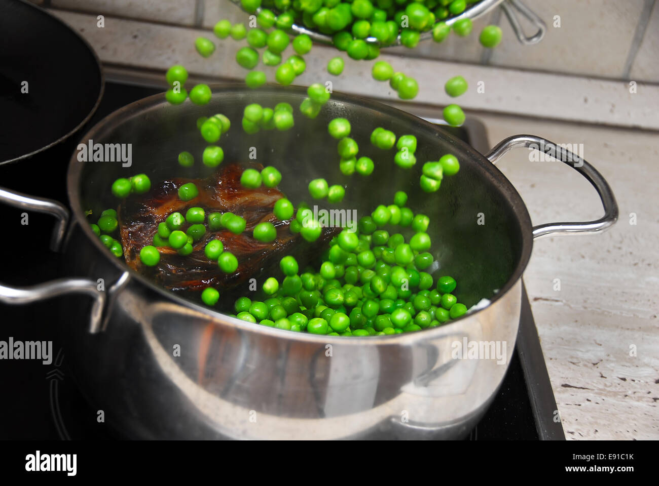 Cooking green peas Stock Photo - Alamy