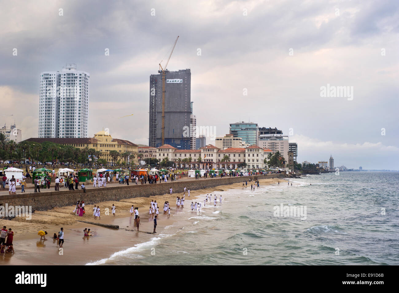 Sri lanka colombo people walking hi-res stock photography and images ...