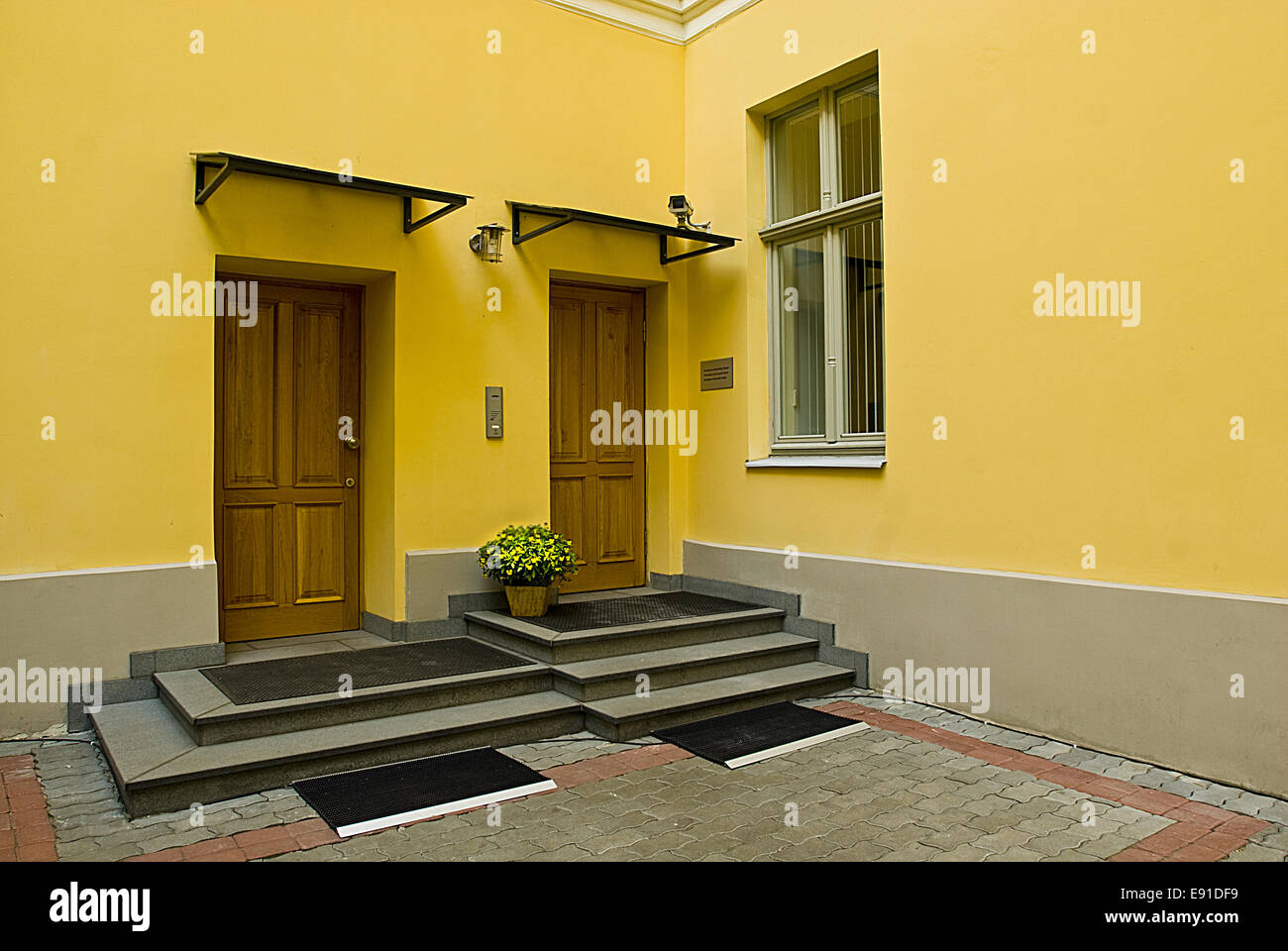 Corner entrance door hi-res stock photography and images - Alamy