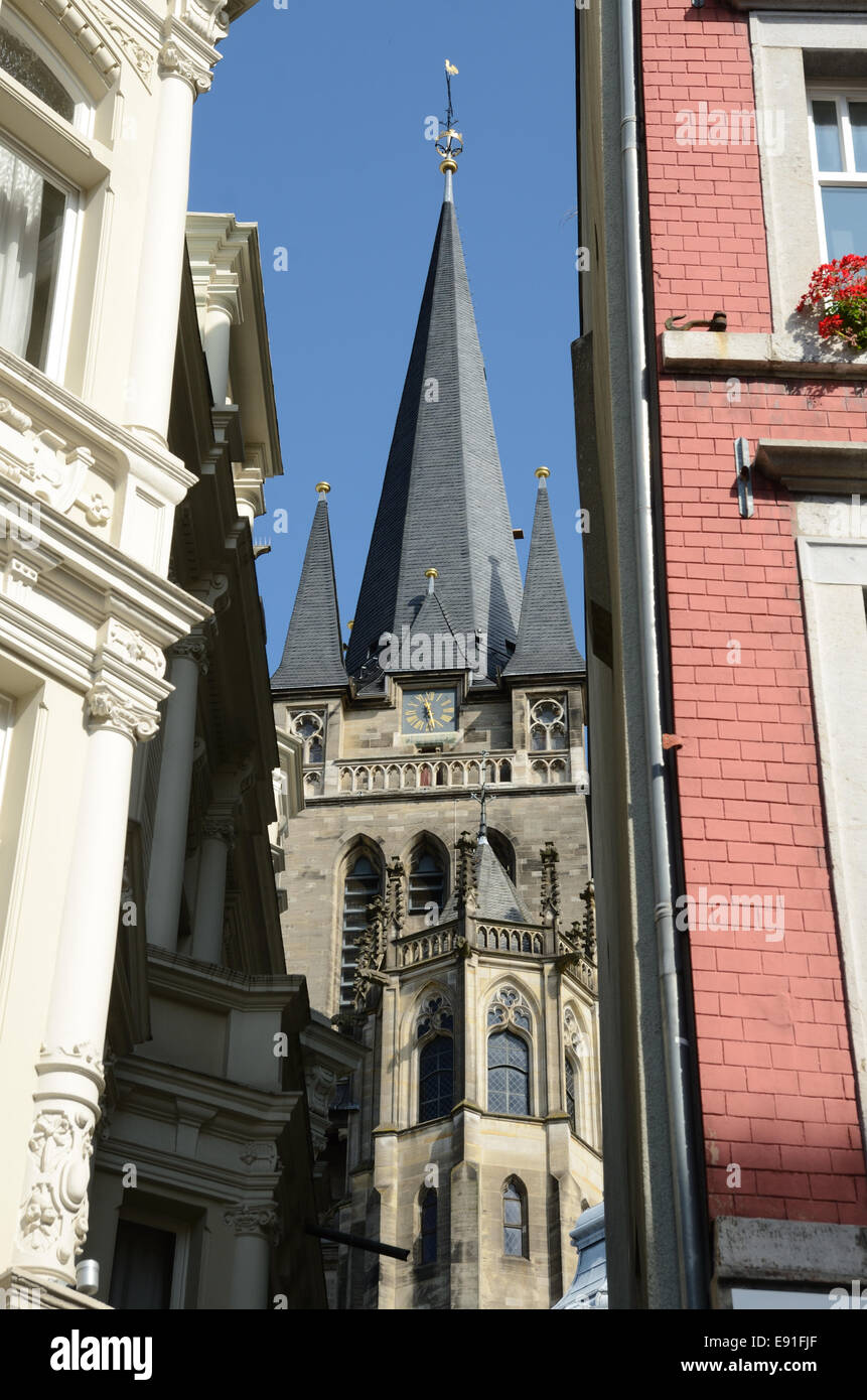 Monuments in the street hi-res stock photography and images - Alamy