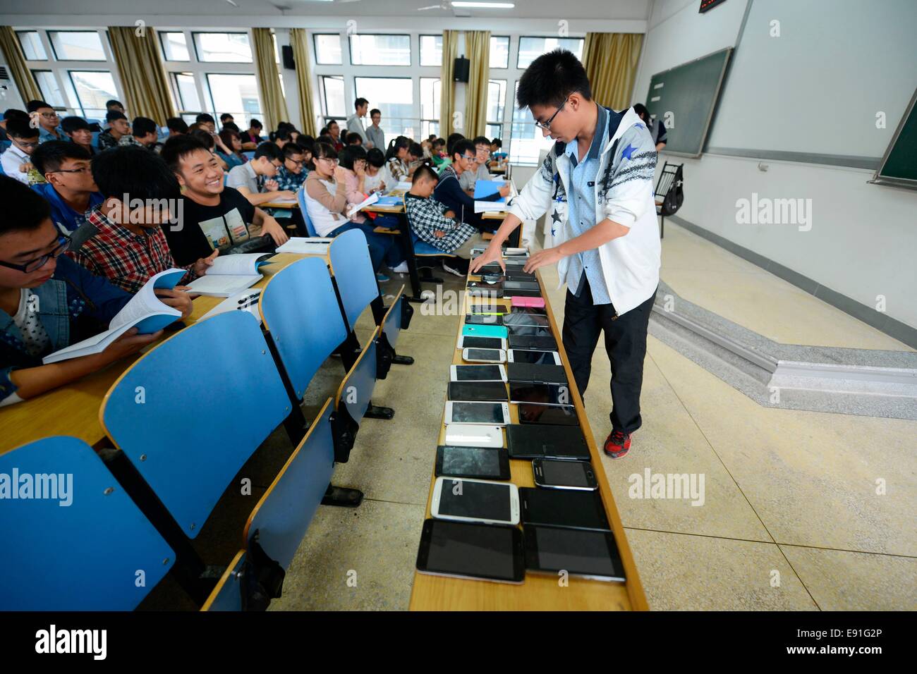 To forbid students play mobile phone in class, the fresh of Central ...