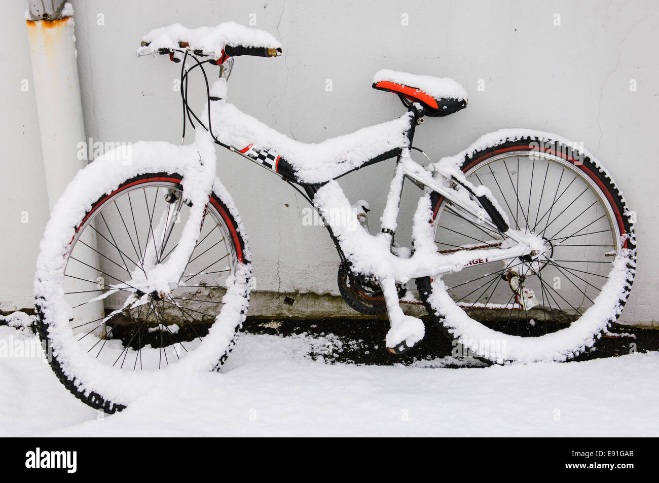 Bikes leaning wall hi-res stock photography and images - Alamy
