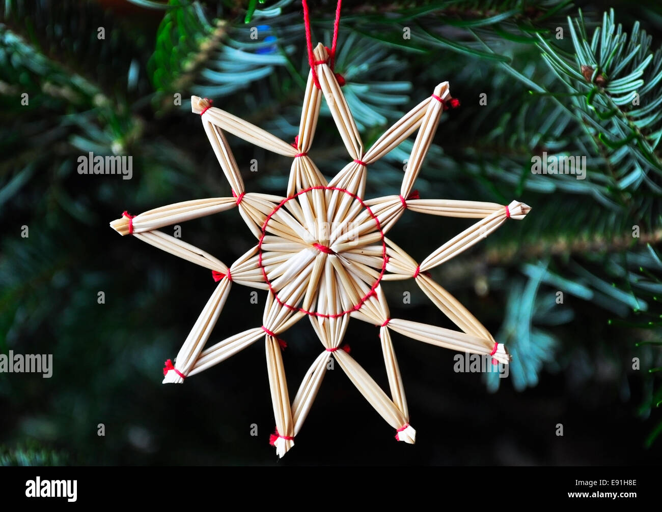 Straw star christmas tree hi-res stock photography and images - Alamy