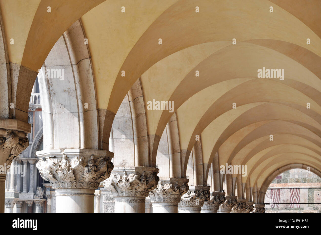 Round archway hi-res stock photography and images - Alamy