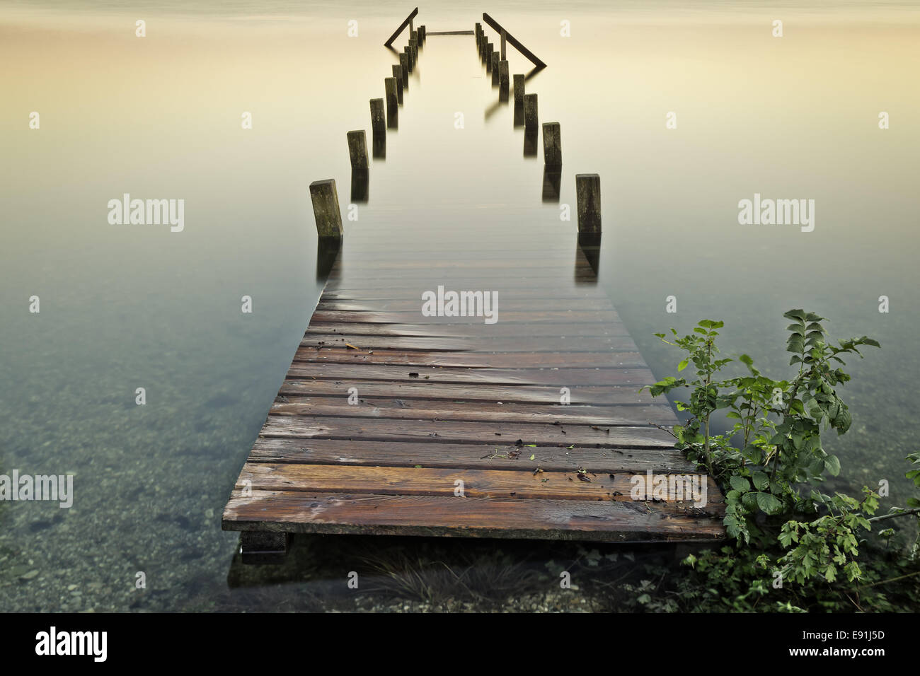jetty under water Stock Photo - Alamy